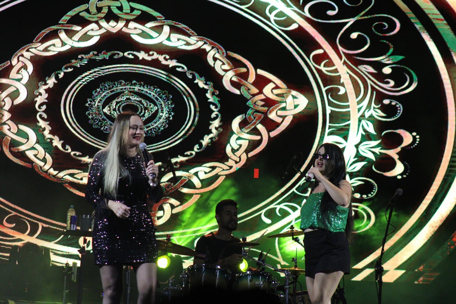 Patrícia e Adriana durante show na penúltima noite da Exponavi 2022 (Foto: Júnior Lopes/ Assessoria)